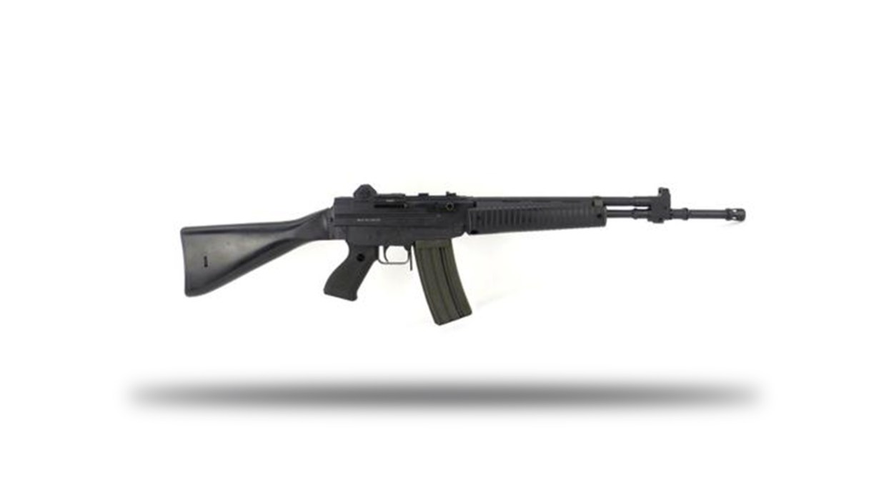 Shoot the Beretta AR-70 Assault Rifle | Battlefield Vegas