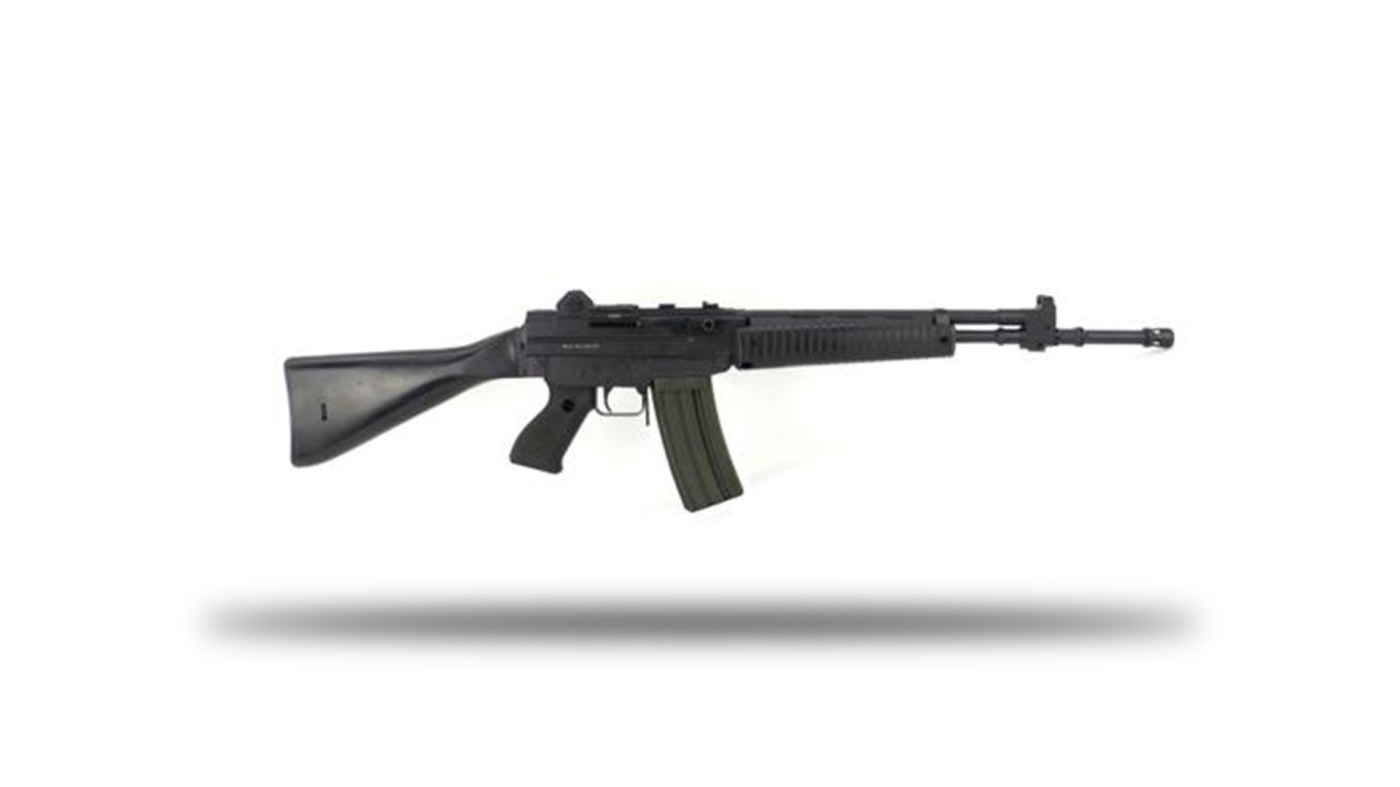 Shoot the Beretta AR-70 Assault Rifle | Battlefield Vegas