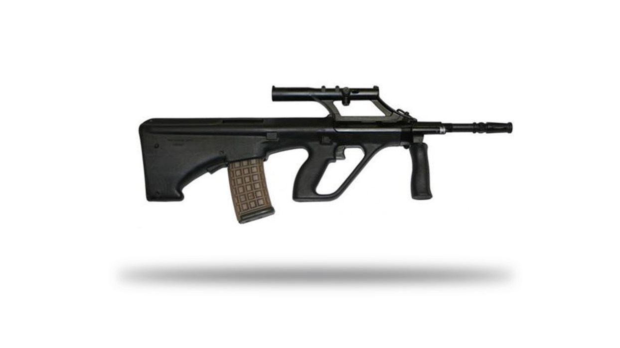 Shoot the Steyr AUG Assault Rifle | Battlefield Vegas